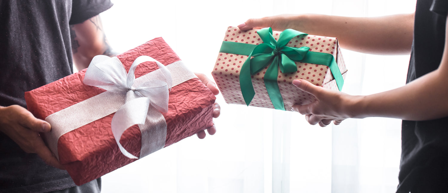 Explore Cultural Significance Of Fabric In Gift Giving – TradeUNO Fabrics